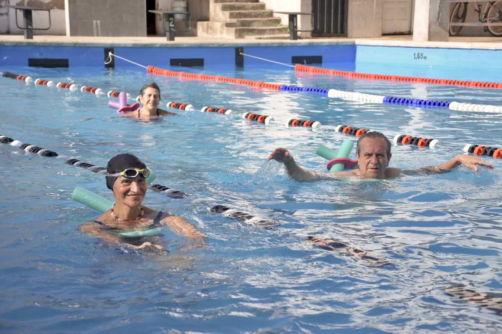 Comenzaron las clases de natación para adultos mayores – LOCALMENTE